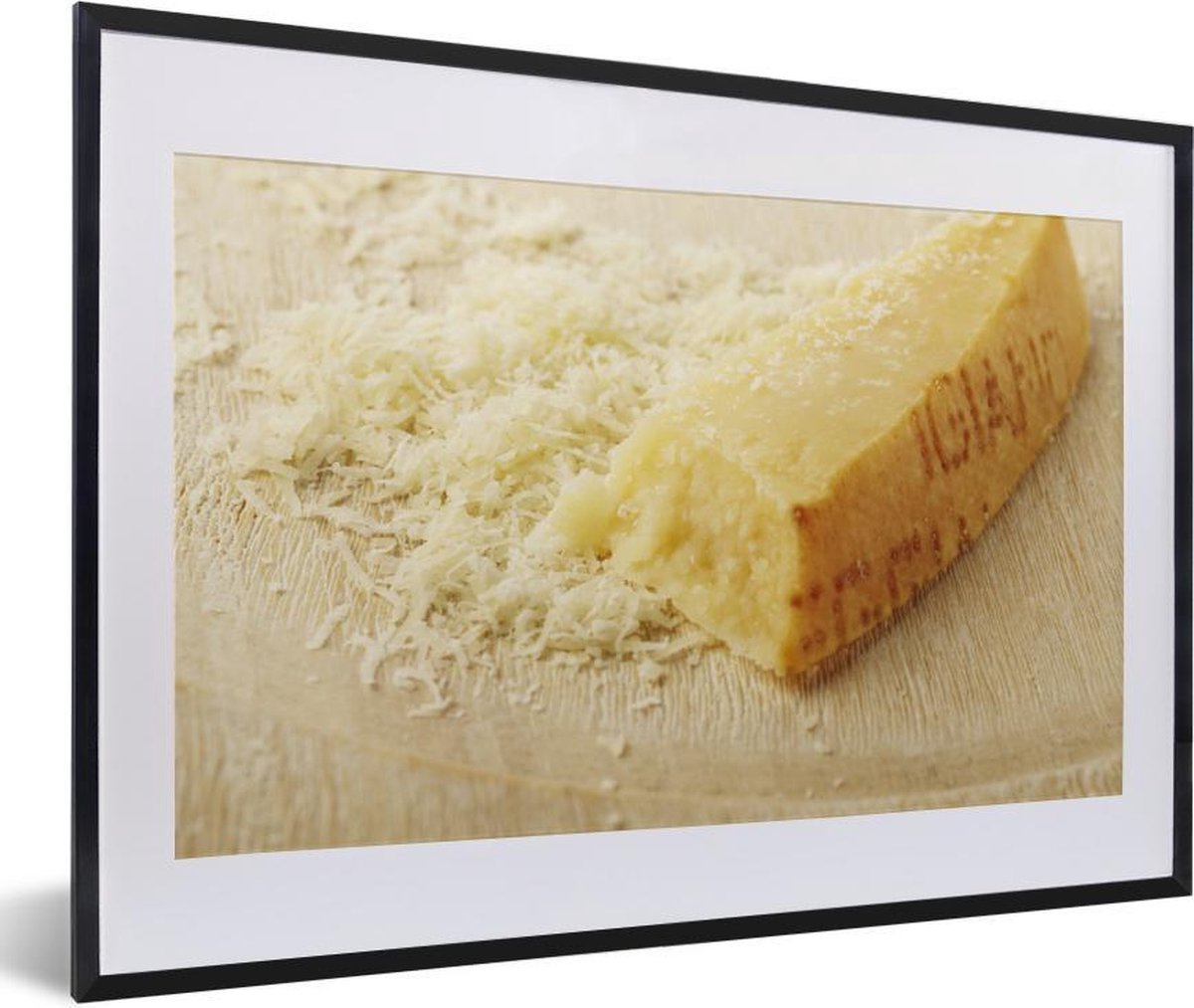 Foto in lijst - Parmezaanse kaas wat deels geraspt is fotolijst 60x40 ...