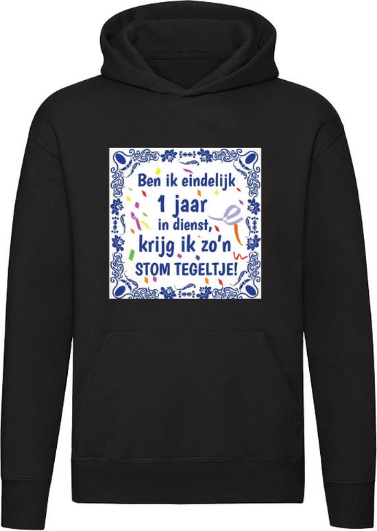 Ben ik eindelijk 1 jaar in dienst, krijg ik zo'n stom tegeltje! Hoodie | werk | baan |... | bol