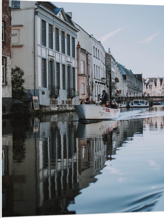 PVC Schuimplaat - Gebouwen aan het Water met Boot - 75x100 cm Foto op ...