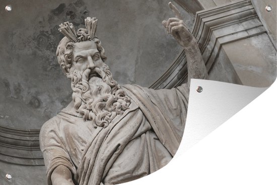 Tuinposters buiten Een standbeeld van Zeus waar de oppergod zijn arm ...