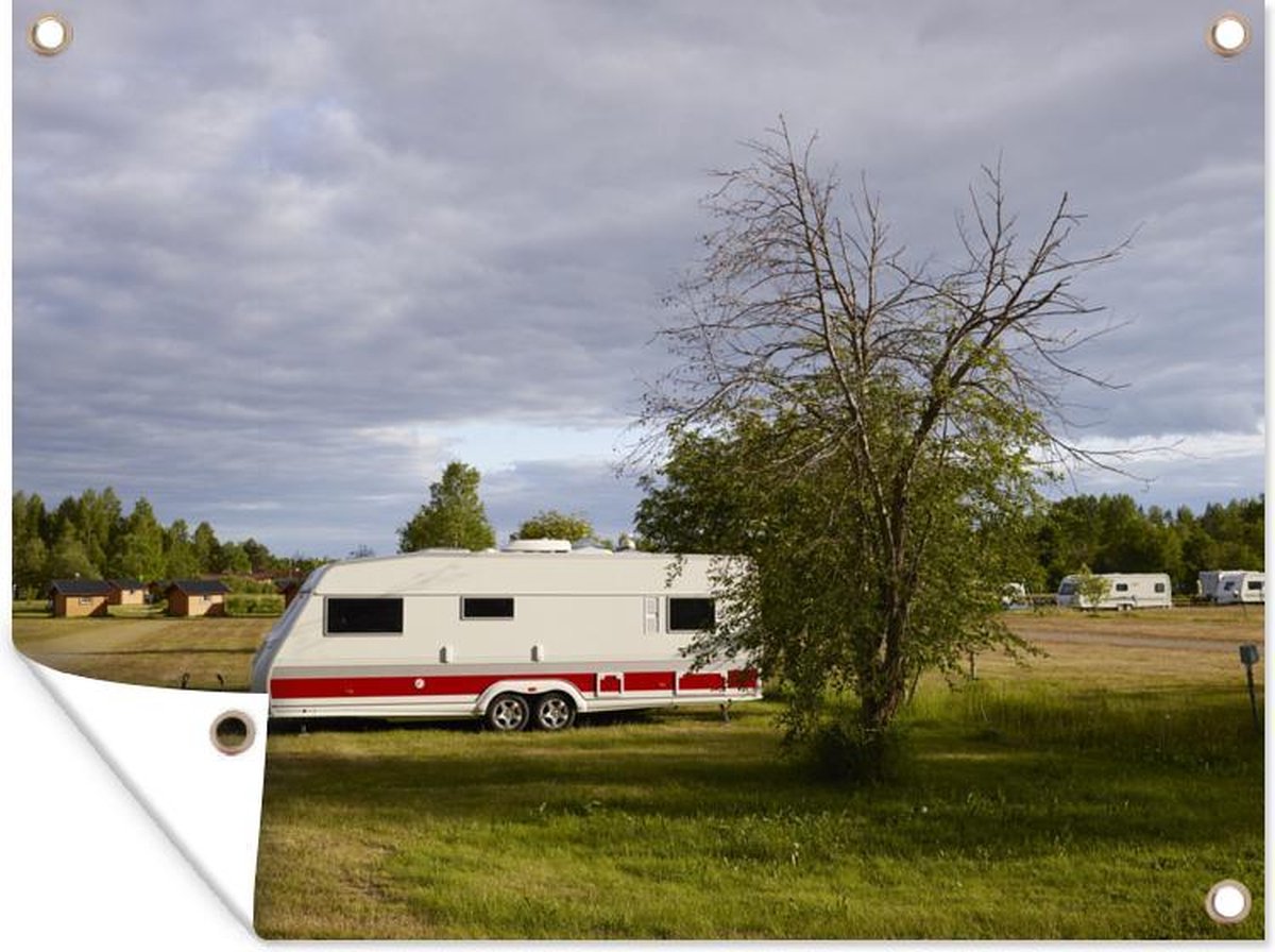 Tuin decoratie Een caravan met een rode streep onder een donkere lucht ...