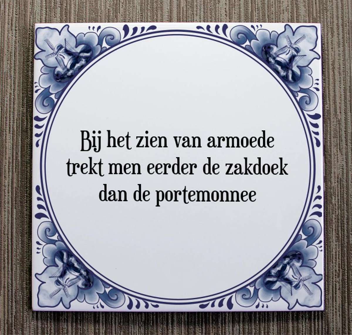 Tegeltje met Spreuk (Tegeltjeswijsheid): Bij het zien van armoede trekt ...