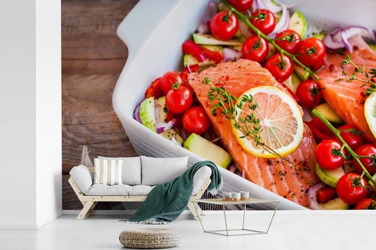 Behang - Fotobehang Rauwe zalm is geserveerd met een doorsnedes van ...