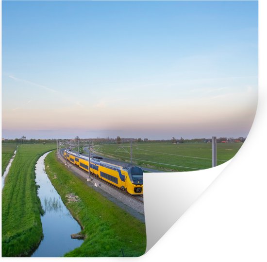 Muurstickers - Sticker Folie - Een trein rijdt door een landschap ...