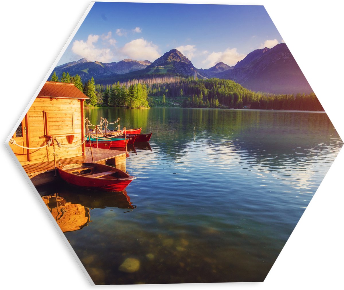 PVC Schuimplaat Hexagon - Houten Vissershutje omringd door Bootjes op ...