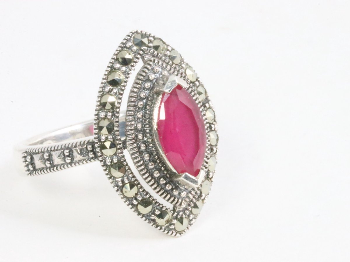 Opengewerkte zilveren ring met robijn en marcasiet - maat 18 | bol