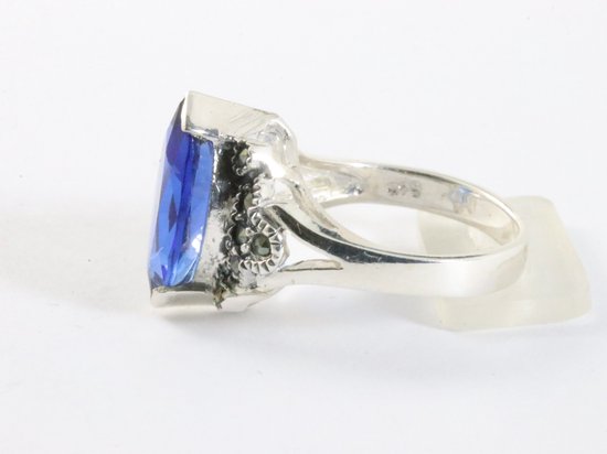 Zware zilveren ring met blauwe saffier en marcasiet - maat 16 | bol