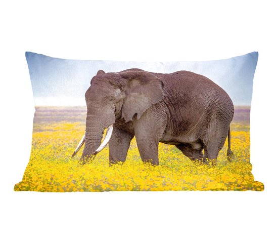 Olifant loopt door gele bloemen | bol.com