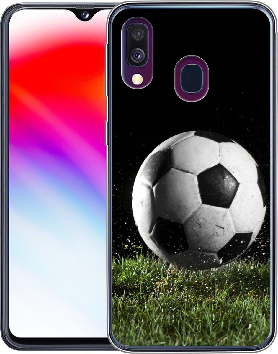 Samsung Galaxy A40 hoesje - Voetbal in het gras - Siliconen ...