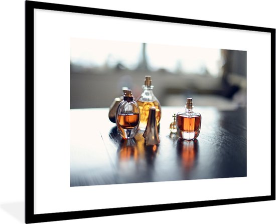 Fotolijst incl. Poster - De vier flesjes parfum op de tafel - 90x60 cm ...
