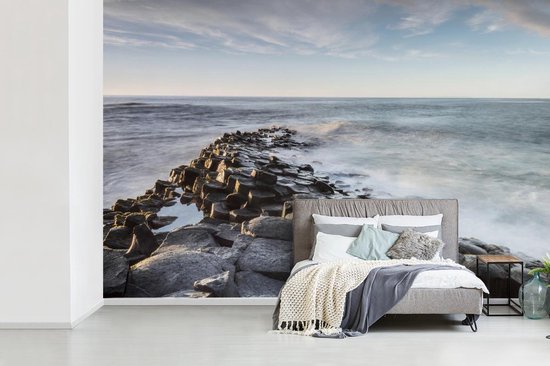 Behang - Fotobehang De wilde zee over de Giants Causeway in Noord ...