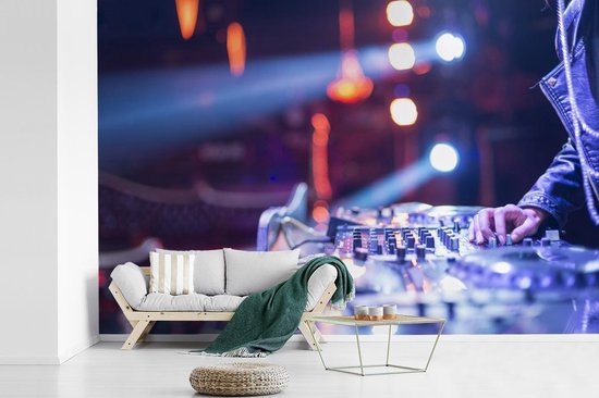 Behang - Fotobehang - DJ achter een mengpaneel - Breedte 600 cm x ...