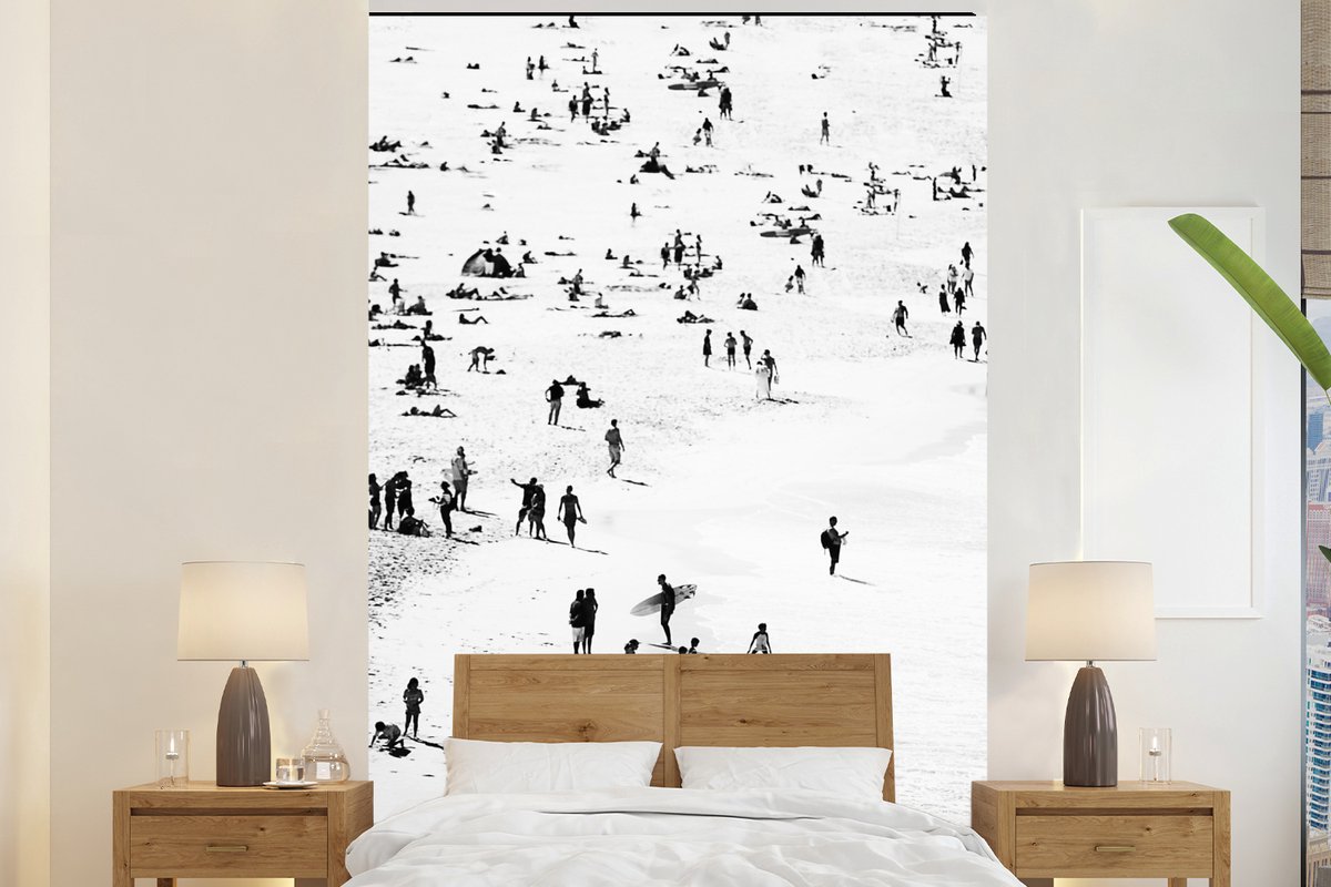 Strand - Zee - Mensen - Zwart wit - Behangpapier | bol.com