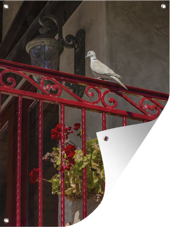 Muurdecoratie buiten Een zomertortel zat op een rode leuning bij een ...