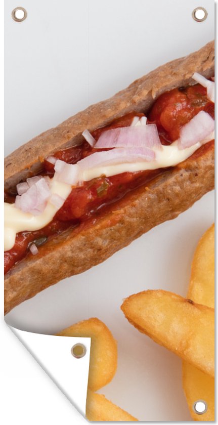 Affiche de jardin Délicieux frikandel spécial avec des frites sur une ...