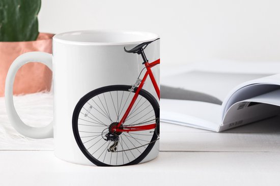 Mok - Koffiemok - Een rode racefiets tegen een witte achtergrond ...