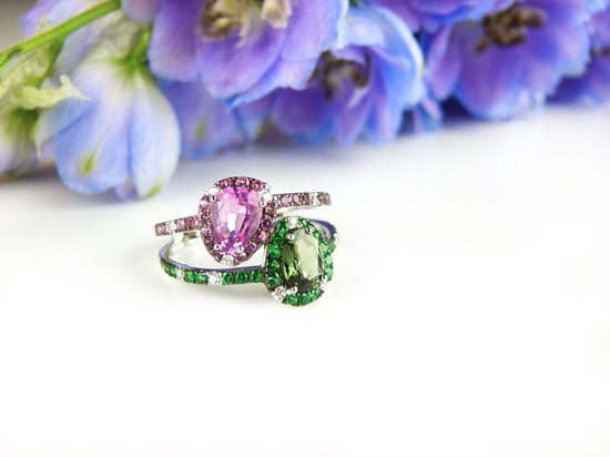 Ring in wit goud gezet met roze saffier, groene saffier, groene ...