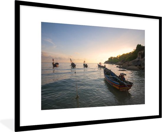 Fotolijst incl. Poster - Silhouetten van Aziatische boten in de avond ...