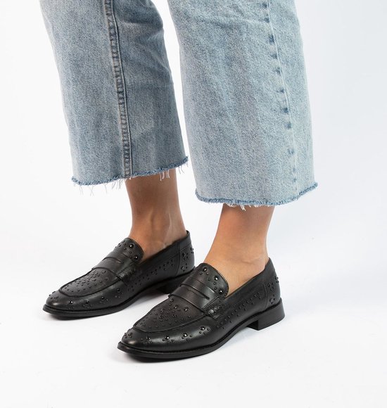 Manfield - Dames - Zwarte leren loafers met studs - Maat 39 | bol