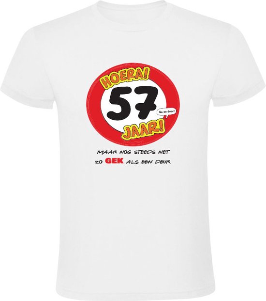 Hoera 57 jaar! Maar nog steeds zo gek als een deur! Heren T-shirt ...