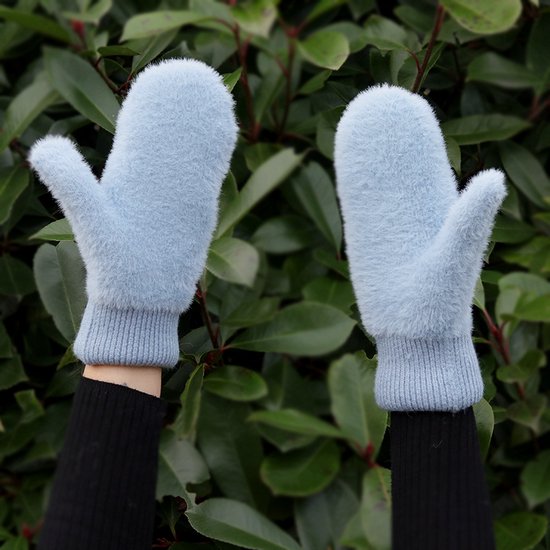 Lichtblauwe fluffy dameswanten - faux fur wanten voor dames ...