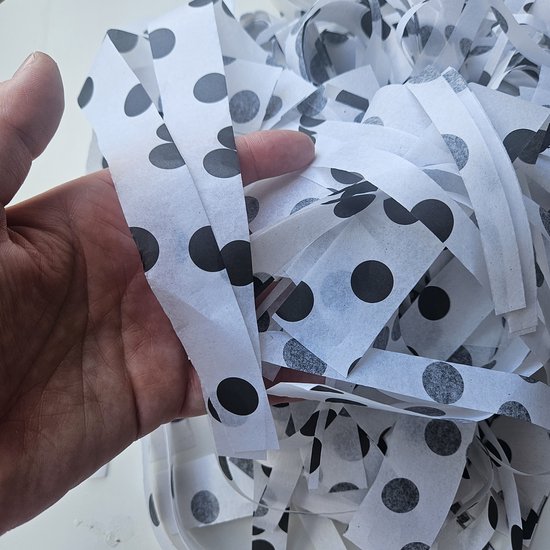 Papier snippers - Gekleurd wit zwarte stippen - vulling doos - opvullen ...