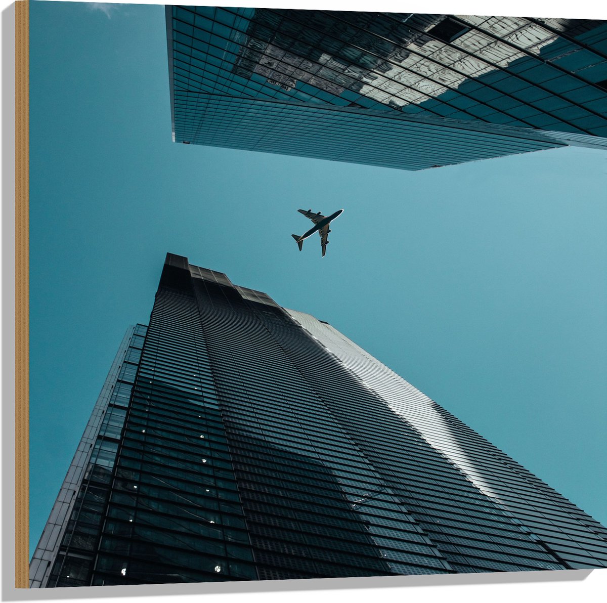 Hout - Vliegtuig tussen twee Gebouwen - 80x80 cm - 9 mm dik - Foto op ...