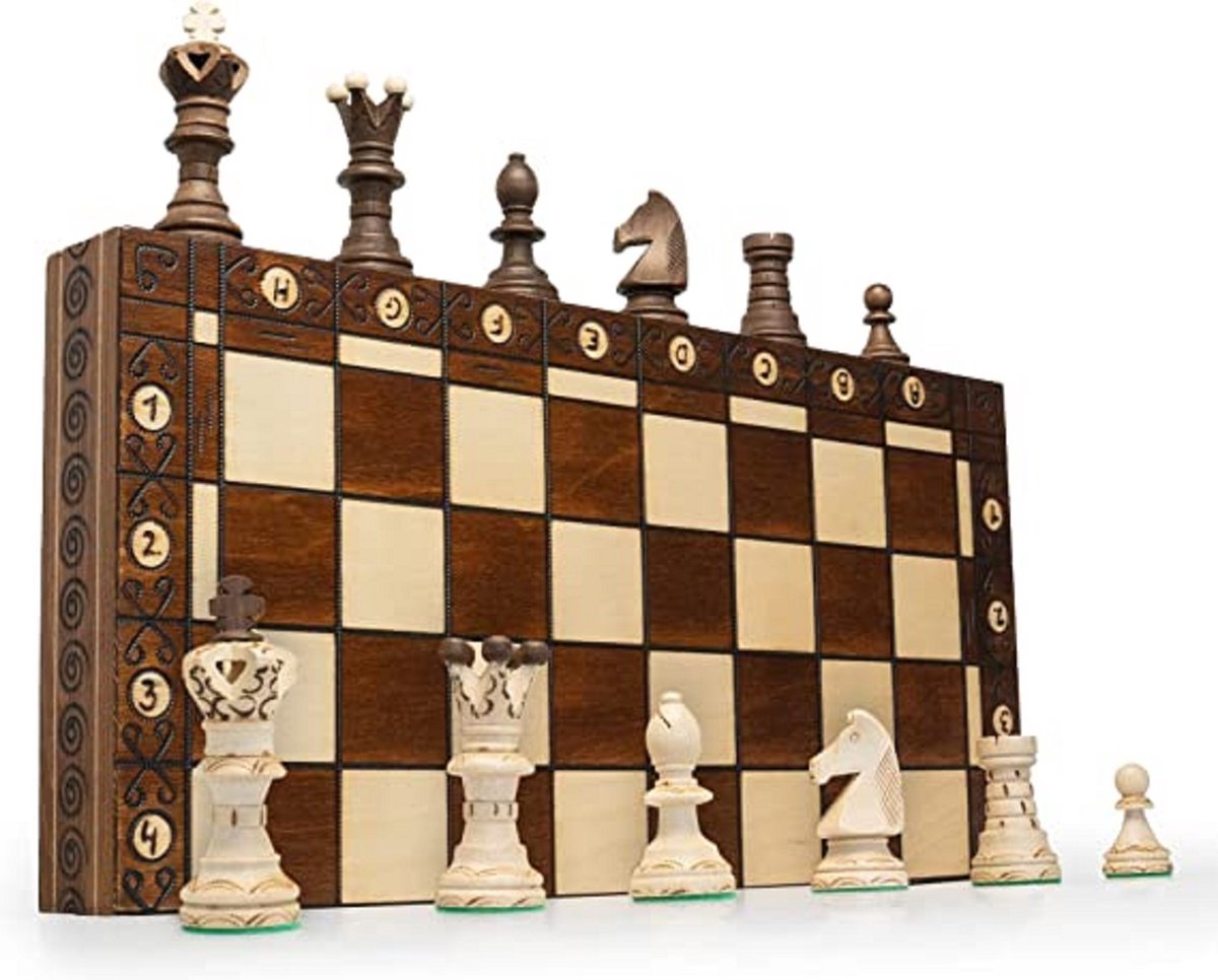Schaakbord \ Chess figures and chessboard made of wood - Houten ...