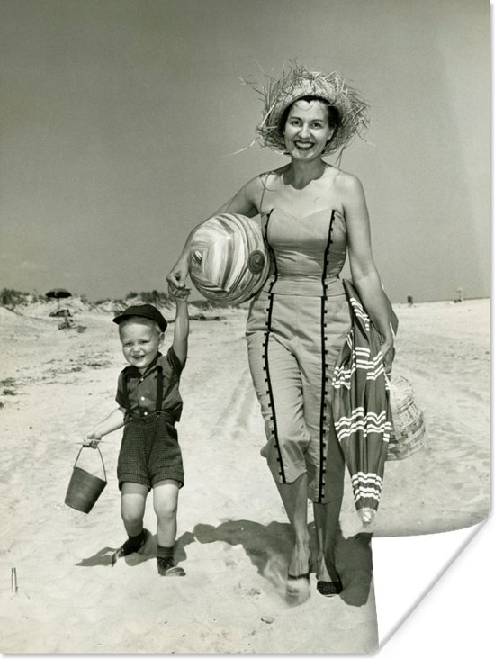 Affiche - Vintage une mère et son fils sur la plage en noir et blanc ...