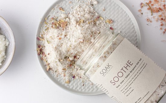 SOAK Badzout Soothe - Roos, Shea + Italiaanse Bergamot Badzout Soak ...