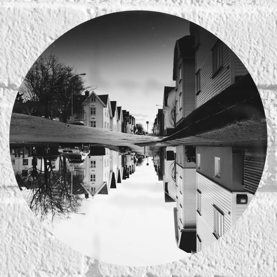 Muursticker Cirkel - Weerspiegeling van Straatje in Regenplassen (Zwart ...