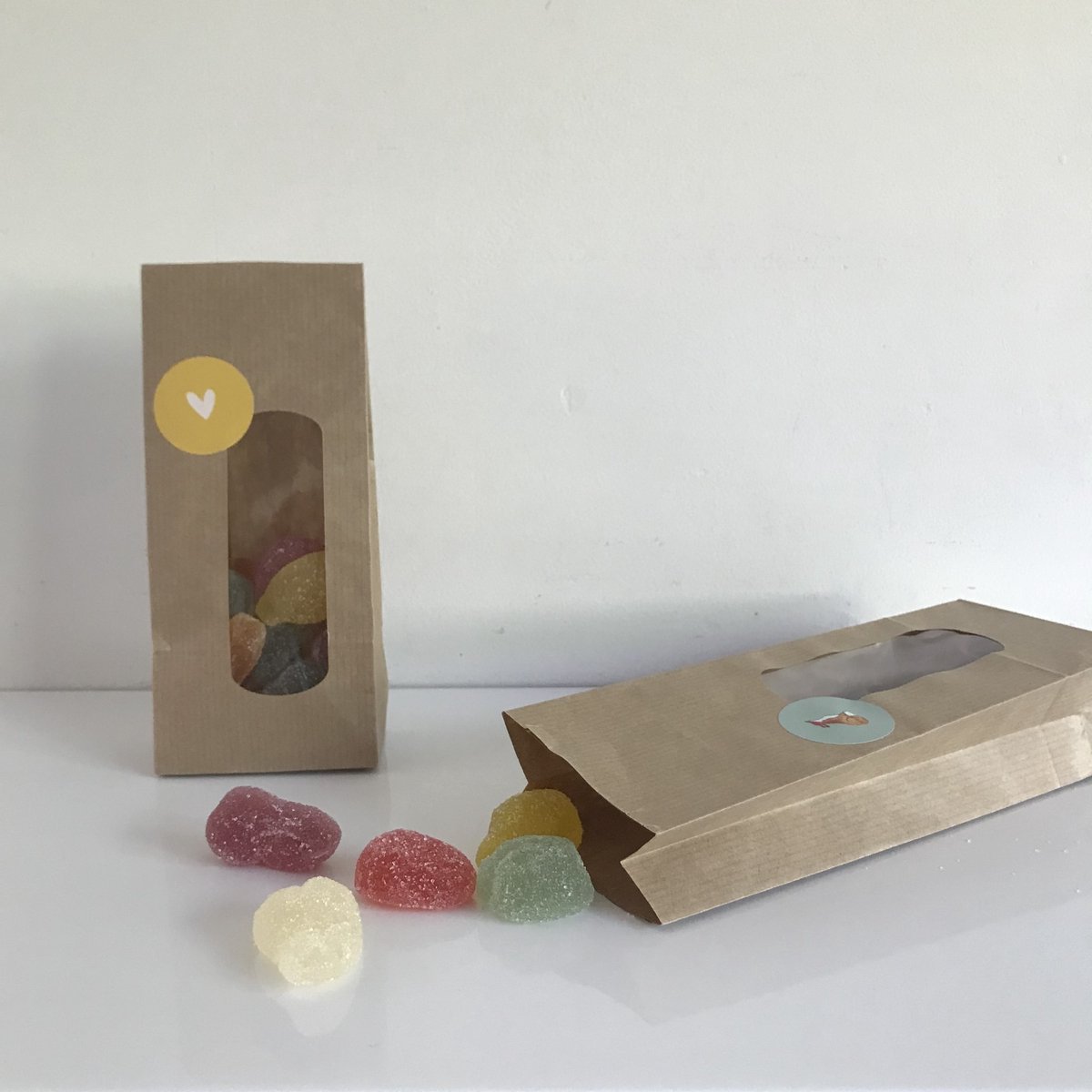 50 Kraft zakjes met venster + 50 stickers - Traktatie zakjes ...