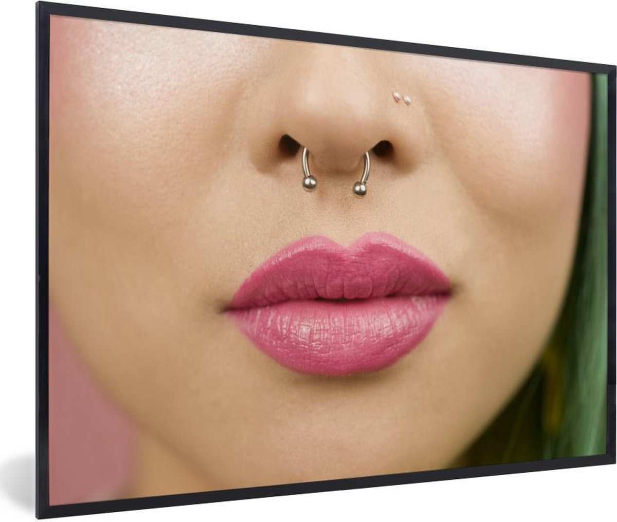 Fotolijst incl. Poster - Vrouw met neuspiercing en roze lippen - 30x20 ...