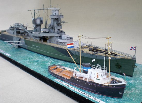 Hr. Ms. de Ruyter, lichte kruiser (1936-1942) met fokker ...