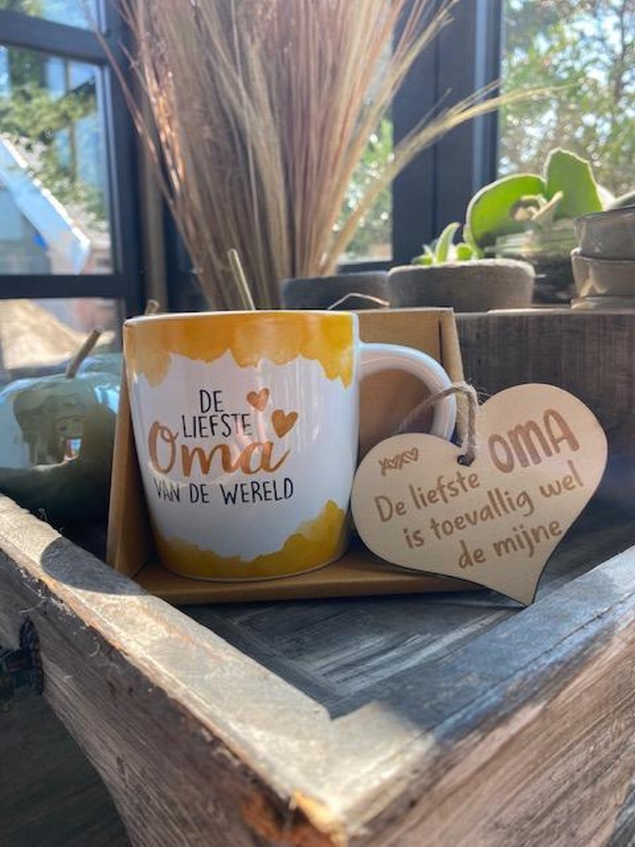 Mok met de tekst De liefste oma van de wereld + houten hartje de liefste oma / cadeau... | bol