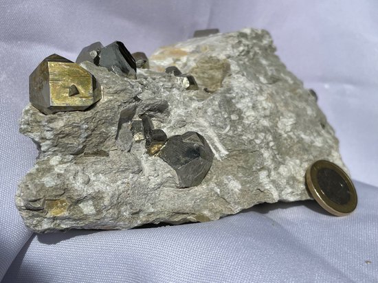 Steamy Styles - Edelsteen - Schitterende Pyriet Kristallen op Matrix ...