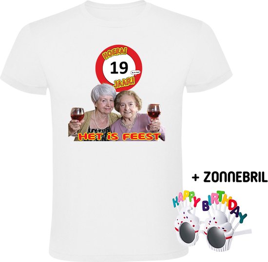 Hoera 19 jaar! Het is feest Heren T-shirt + Happy birthday bril ...