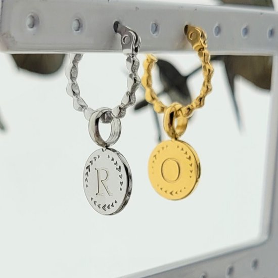 LETTER HOOPS OORBELLEN | bol