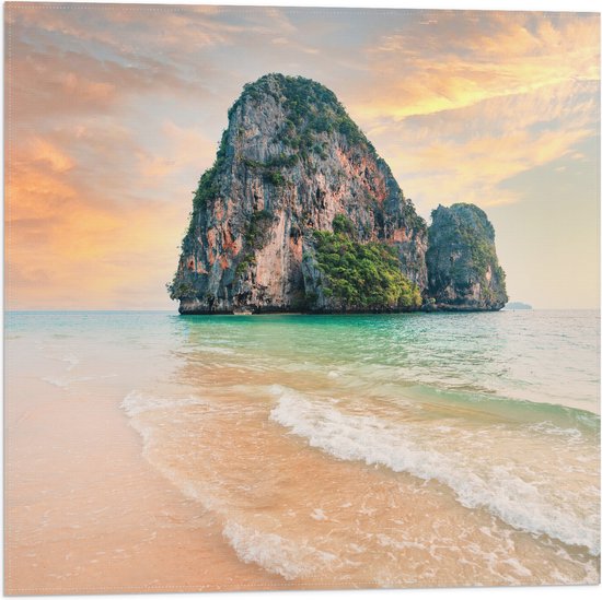 Vlag - Grote Rots in Water van Phra nang Cave Beach - 50x50 cm Foto op ...