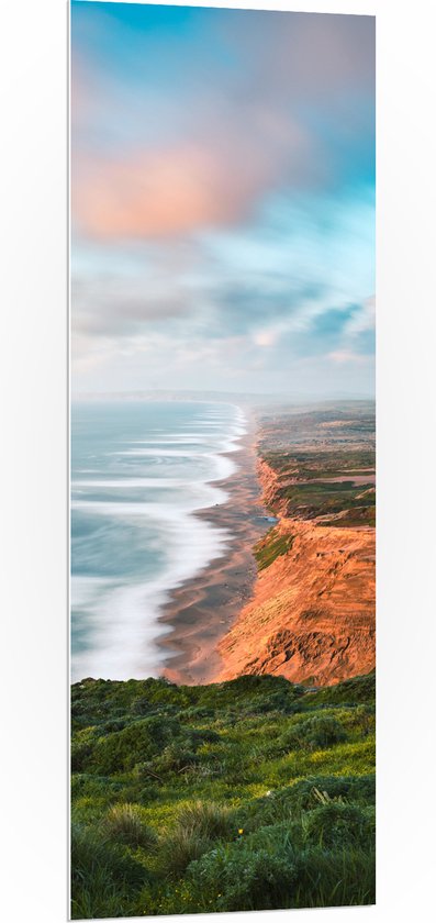 WallClassics - PVC Schuimplaat- Landschap met Begroeiing langs Zee ...