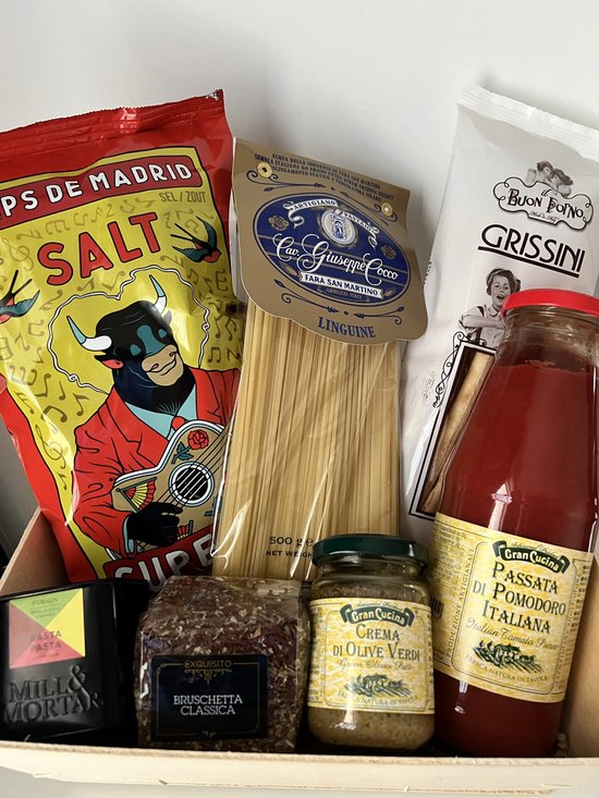 Geschenkmand met zuiderse delicatesse - pasta en tapenades | bol