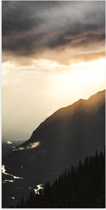 WallClassics - Poster (Mat) - Zonnestralen over Grote Berg - 50x100 cm ...
