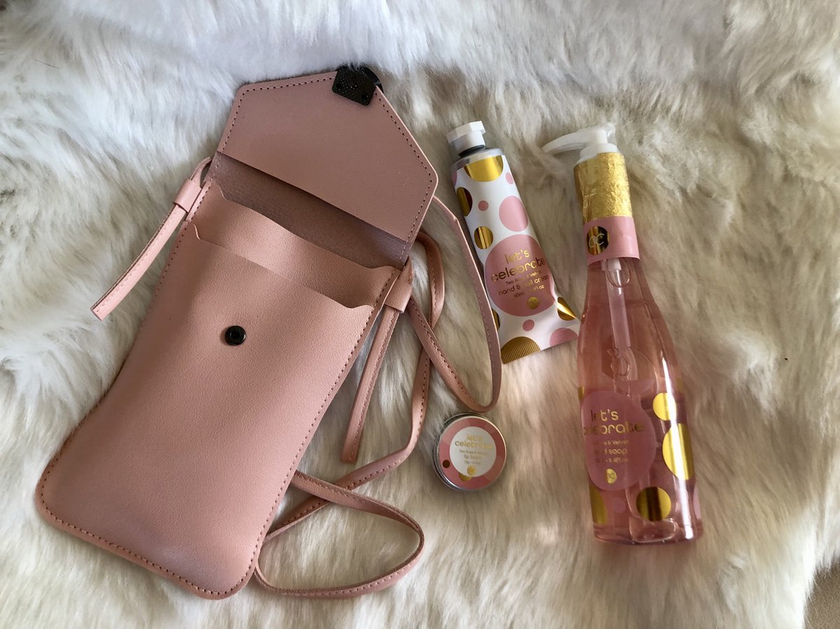 Geschenkset voor haar - Gsm tasje - flesje handzeep - lipbalsem ...