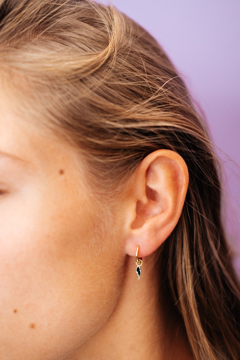 Rebelle Amsterdam - oorringen goud - ringen met zwarte bliksem hangers ...