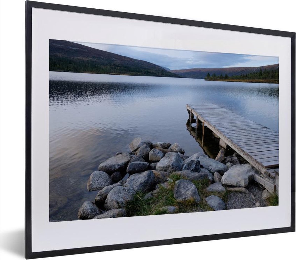 Scandinavische steiger in een meer in Zweden | bol.com