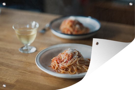 Tuindecoratie Twee borden van spaghetti staan op tafel - 60x40 cm ...