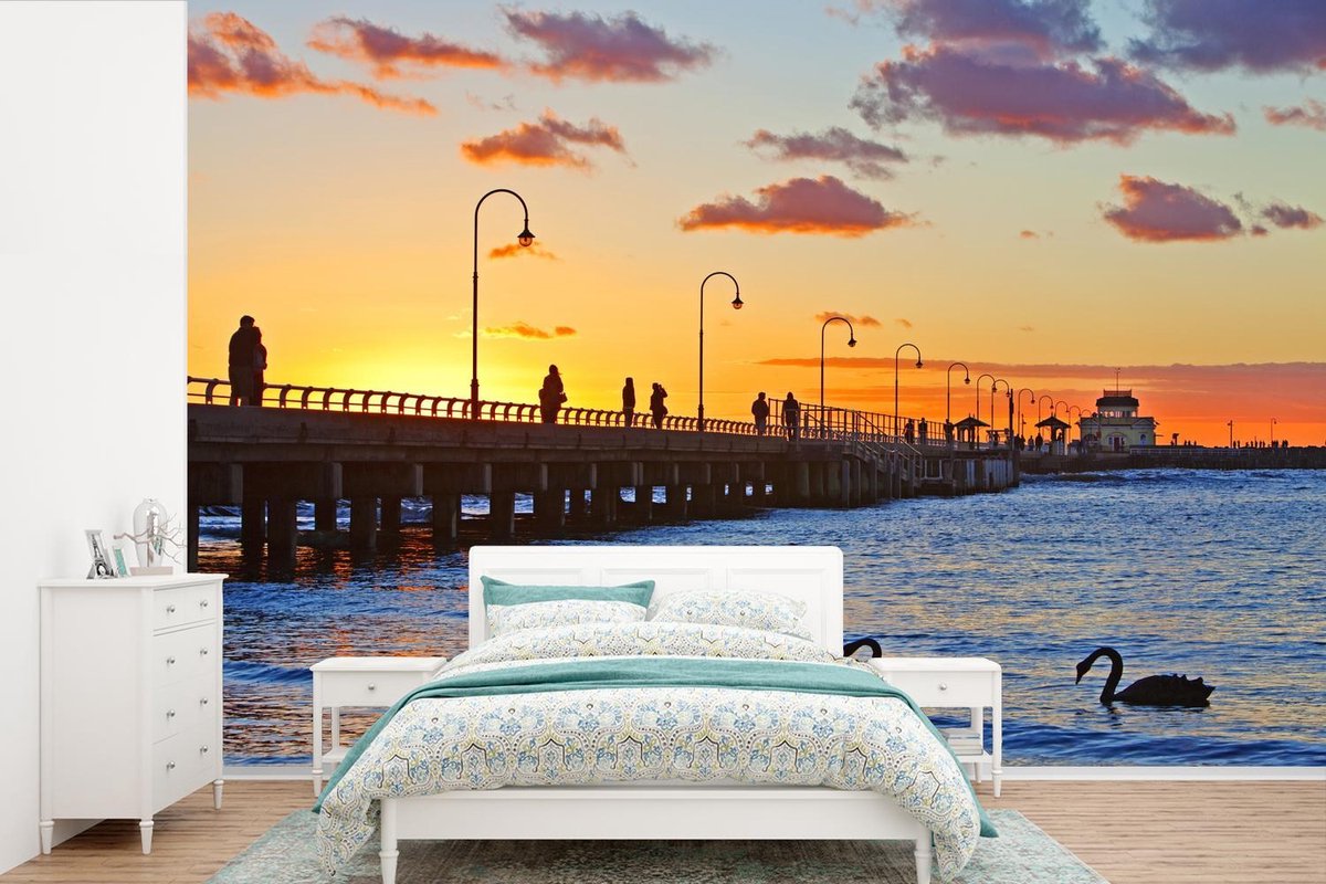 Behang - Fotobehang Zwanen - Zonsondergang - Kleuren - Breedte 450 cm x ...
