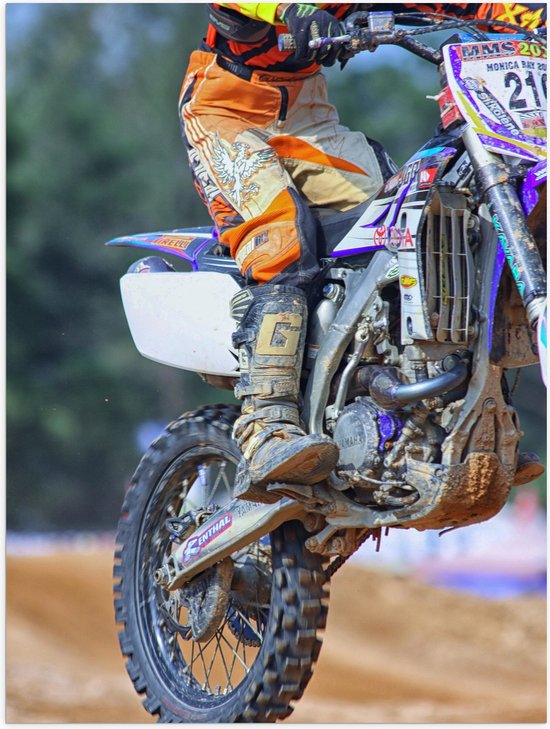 Poster (Mat) - Motorcrosser in Oranje Pak Rijdend op Parcours - 30x40 ...
