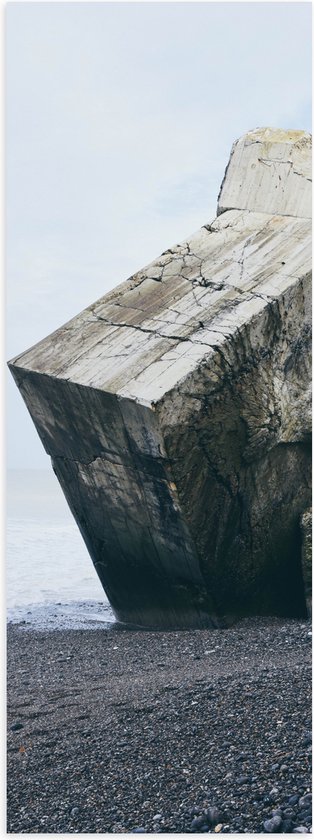 WallClassics - Poster (Mat) - Grote Hoekige Steen op Kiezestrand ...