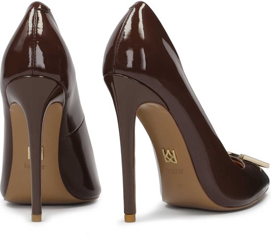 Patent leather dark brown pumps with a metal monogram | bol